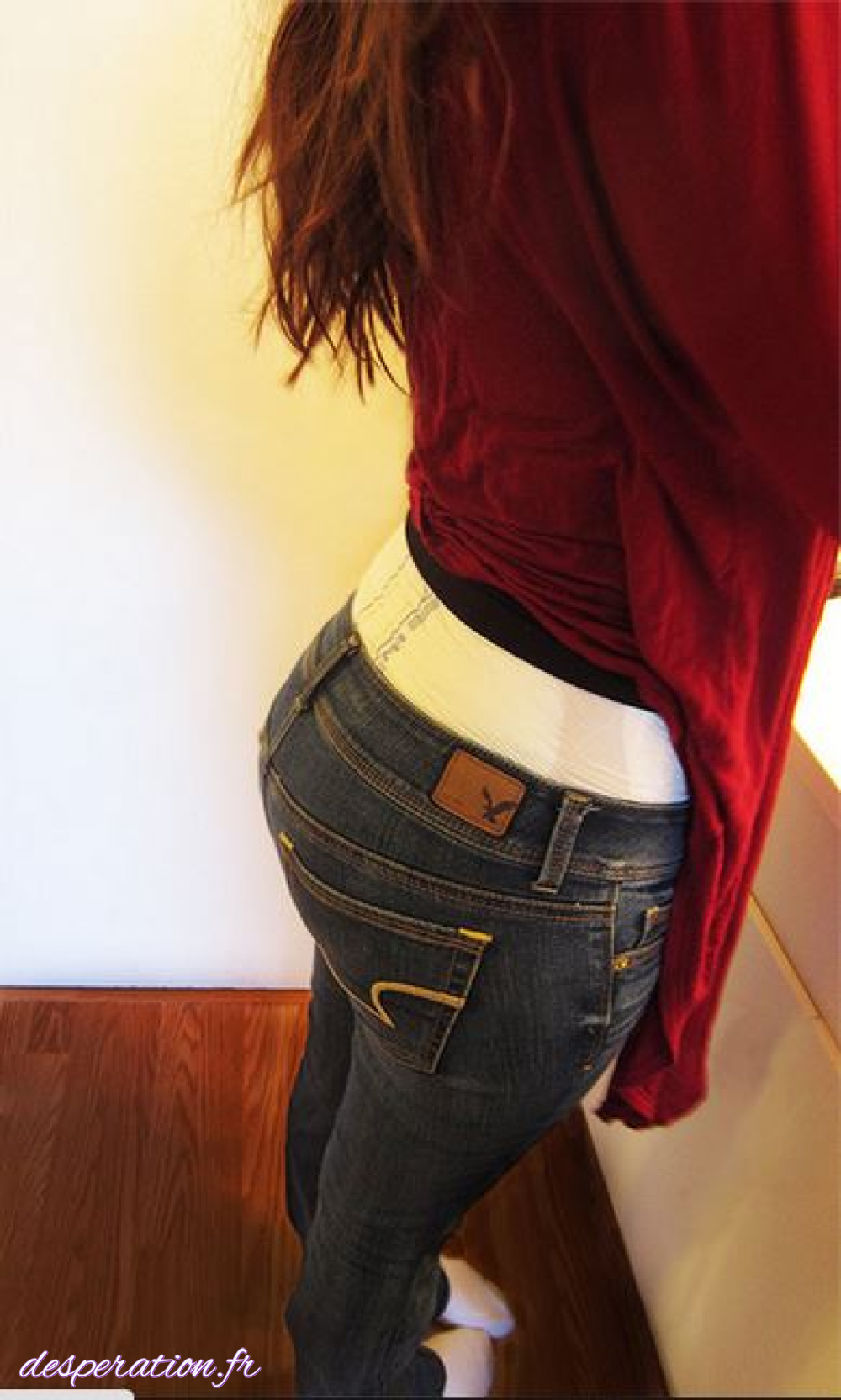 Une amatrice scato se fait ses besoins dans sa jolie petite culotte.