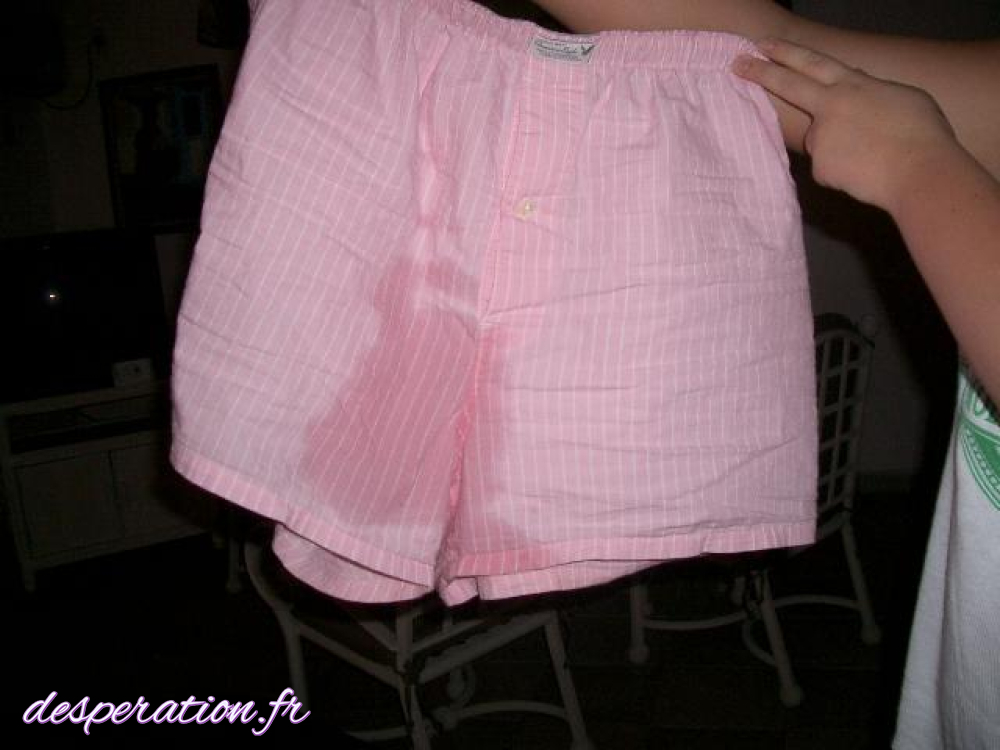Cette Amatrice Uro Se Fait Pipi Dessus En Mini Short Sexy