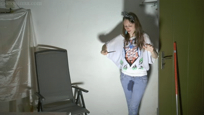 Elle fait pipi dans sa culotte et souille son jean.
