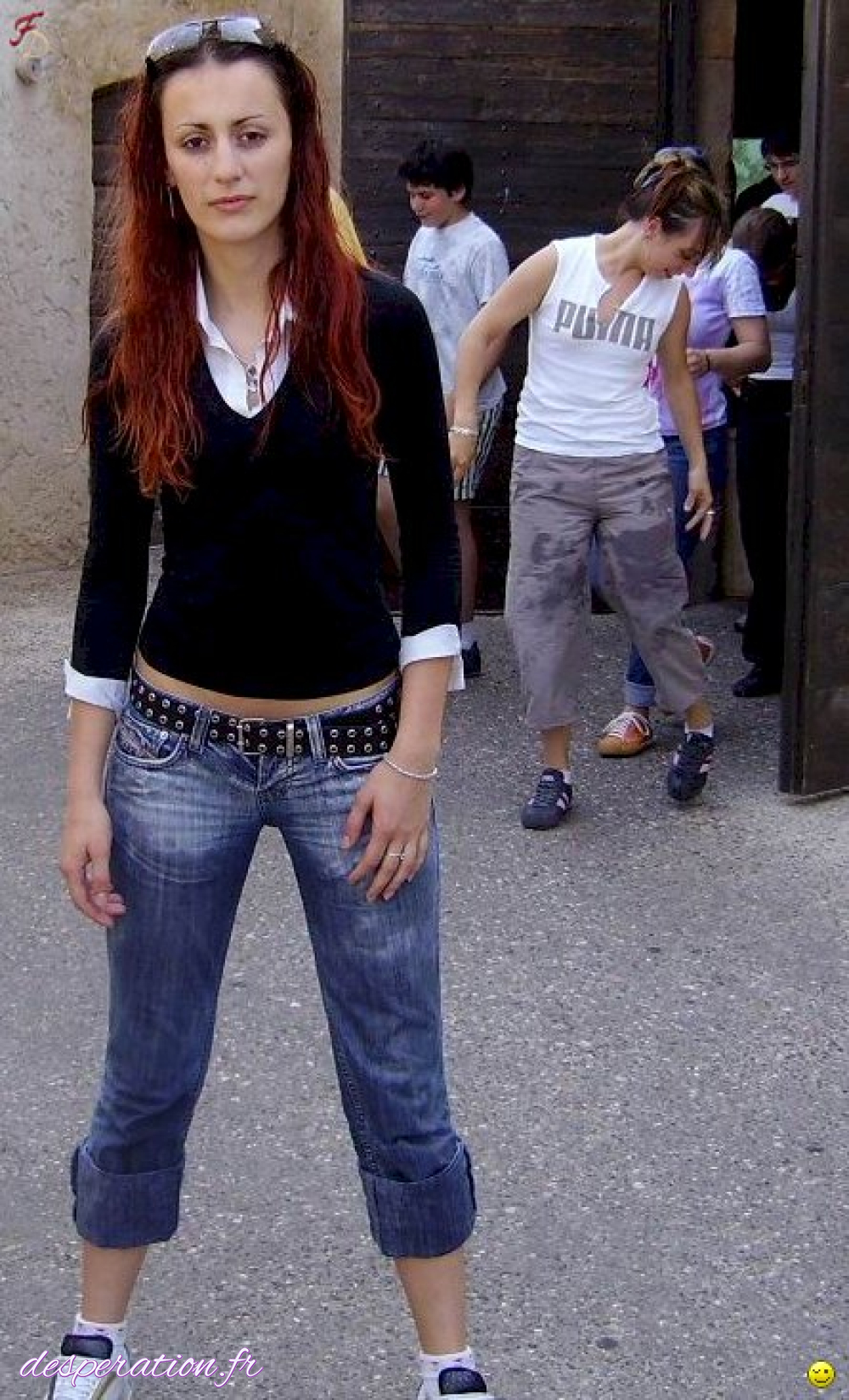 Elle touche sa culotte alors quâ€™elle fait encore pipi