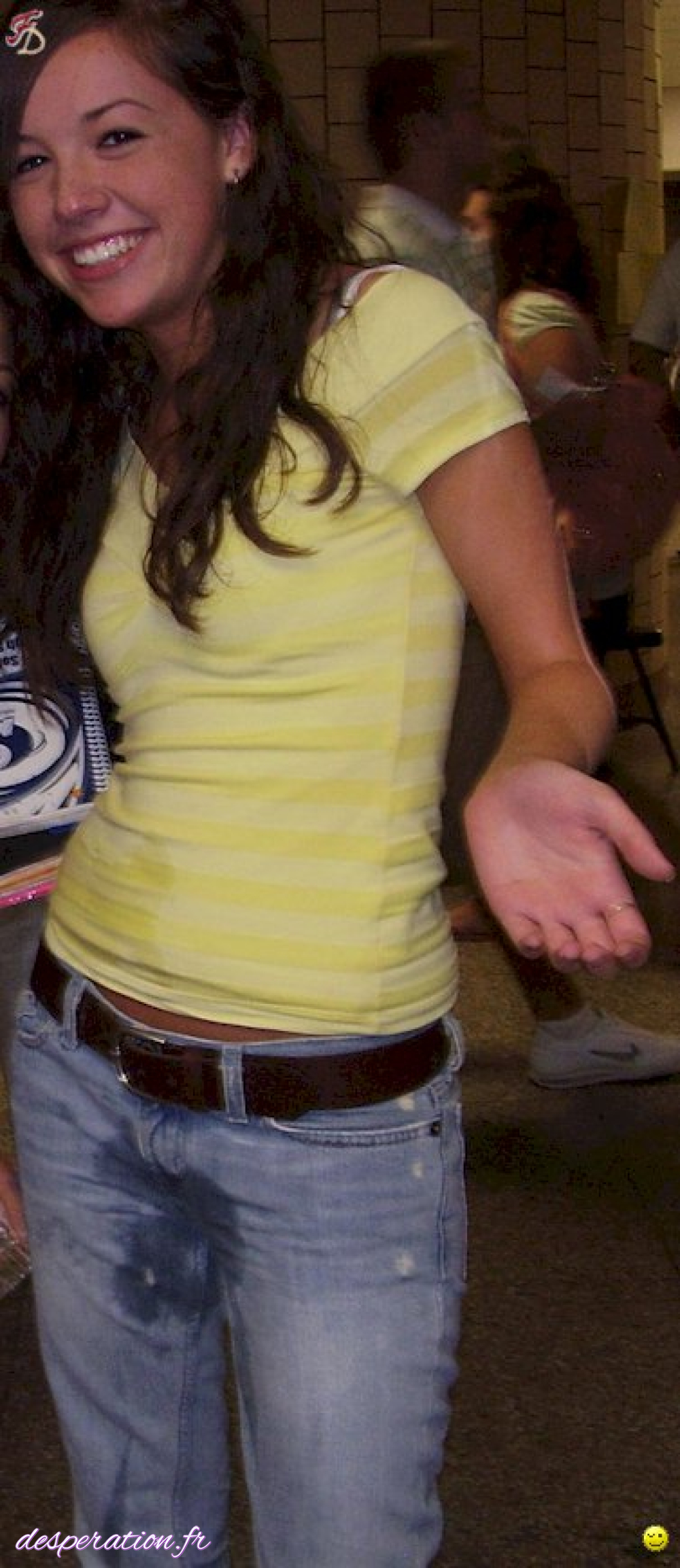 Un magnifique pipi culotte en extÃ©rieur au vu et au su de tout le monde.