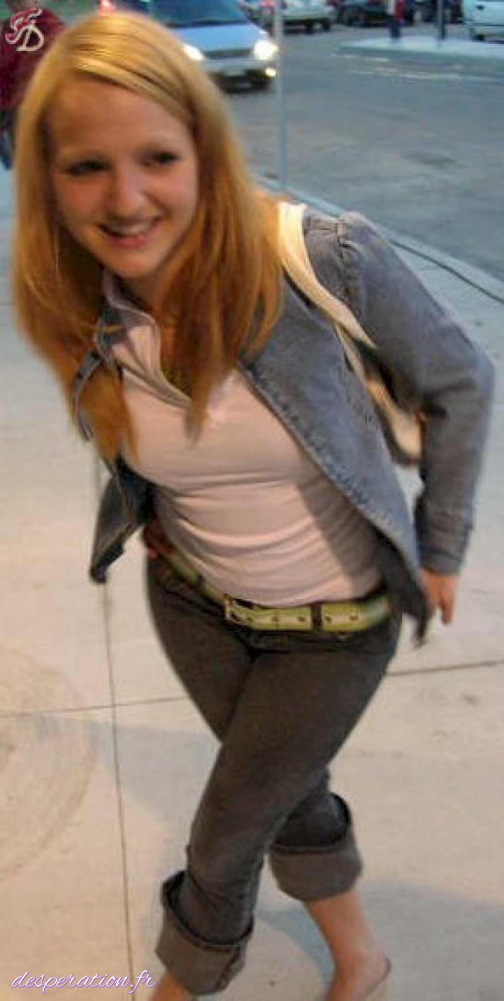 Un magnifique pipi culotte en extÃ©rieur en public.