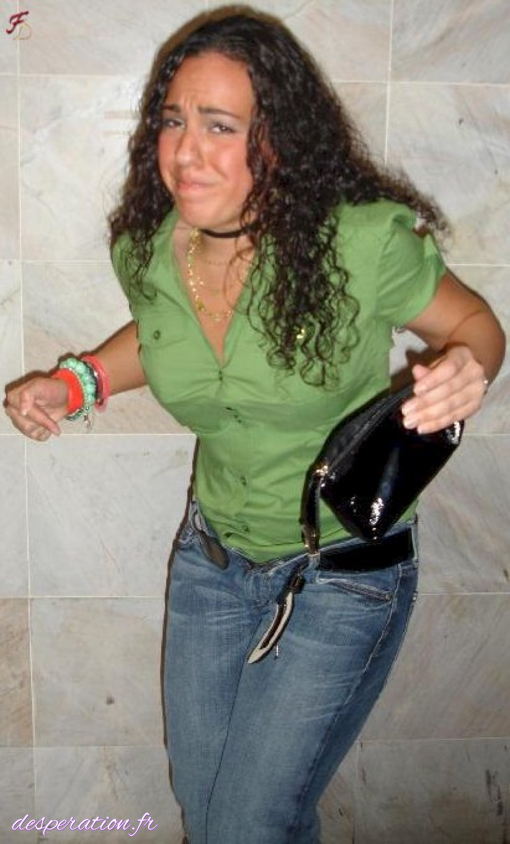 sa culotte est inondÃ©e de pipi en public.