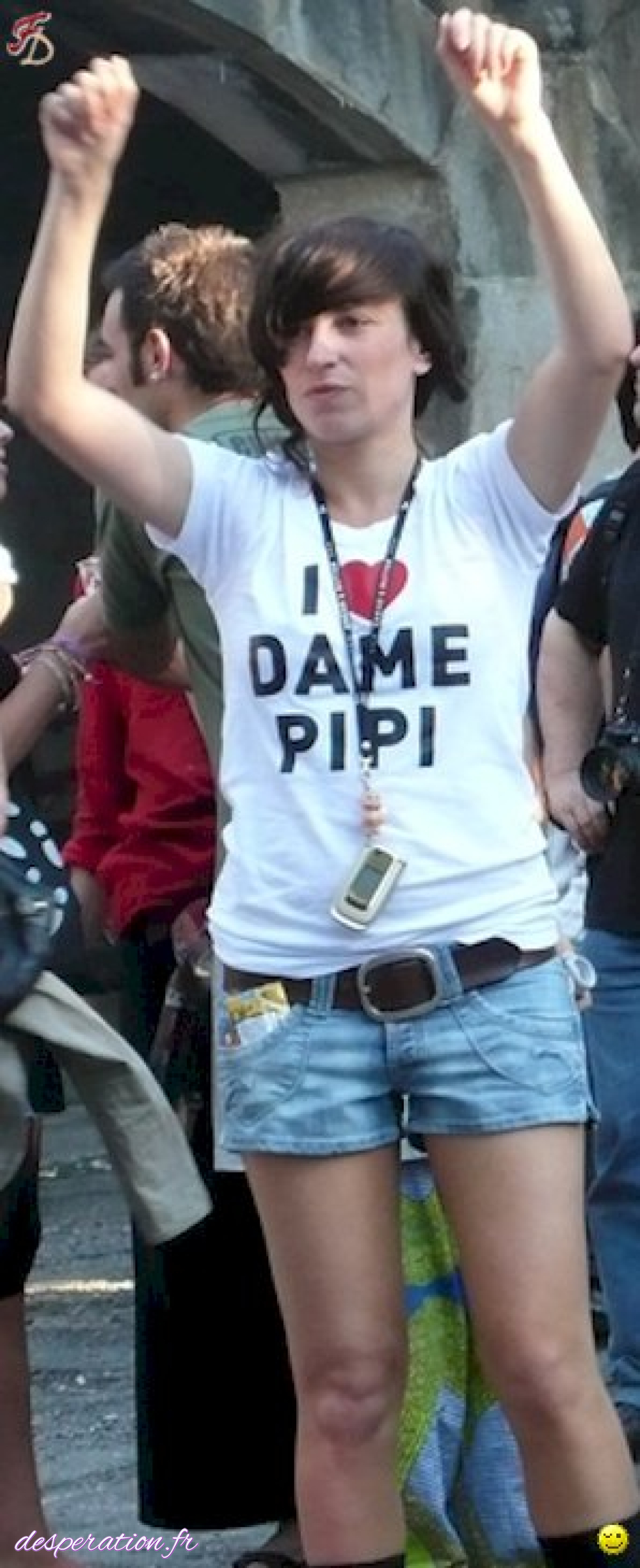 sa culotte est inondÃ©e de pipi en public.