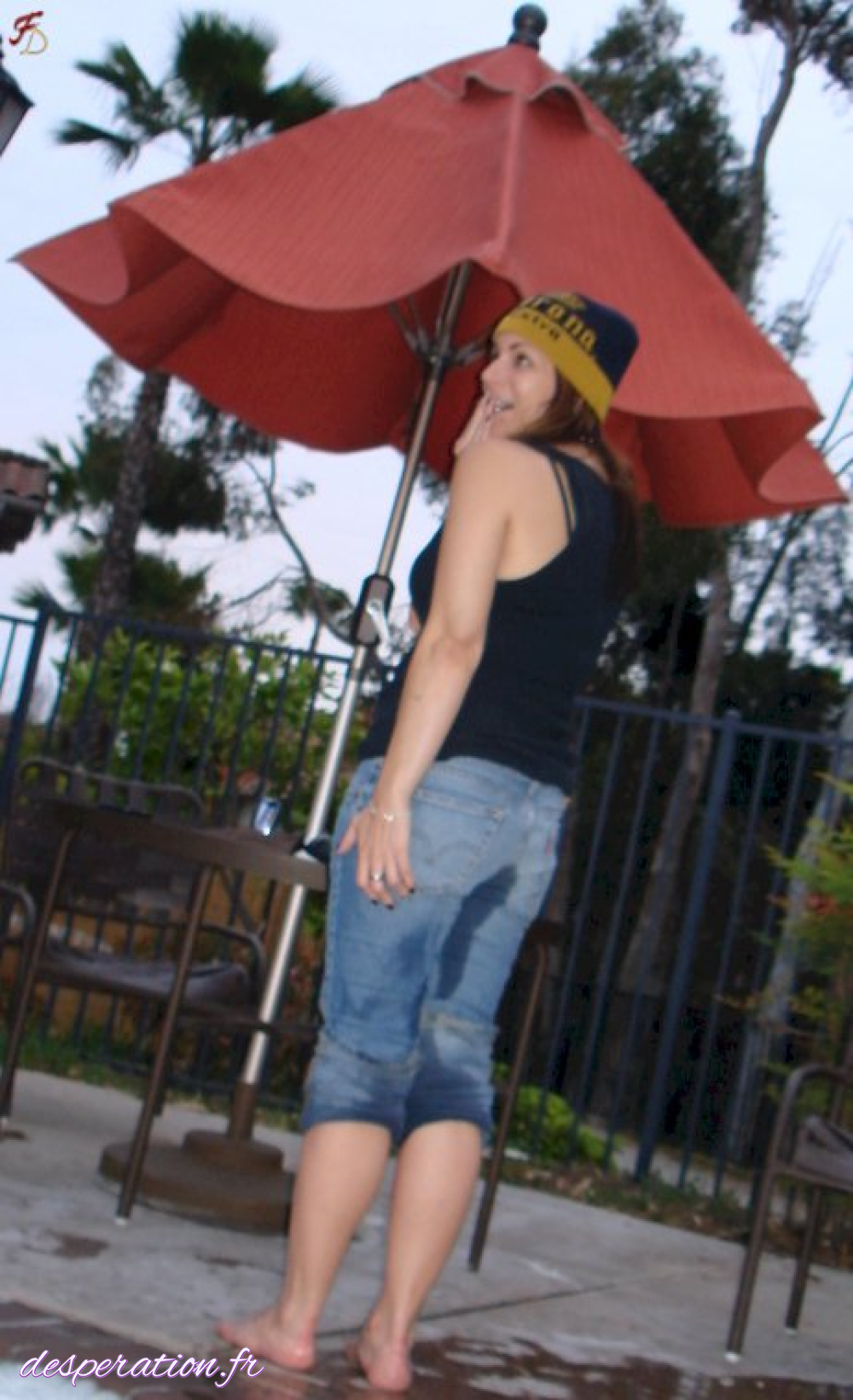 Un magnifique pipi culotte en extÃ©rieur dans un lieu public en extÃ©rieur.