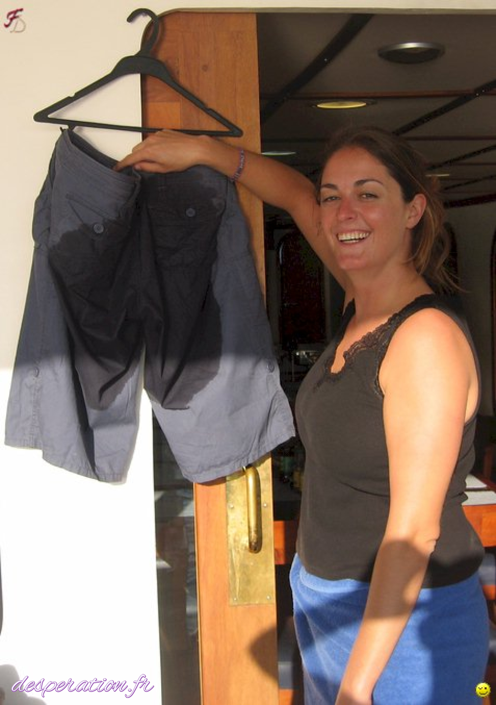 Un magnifique pipi culotte en extÃ©rieur au vu et au su de tout le monde.